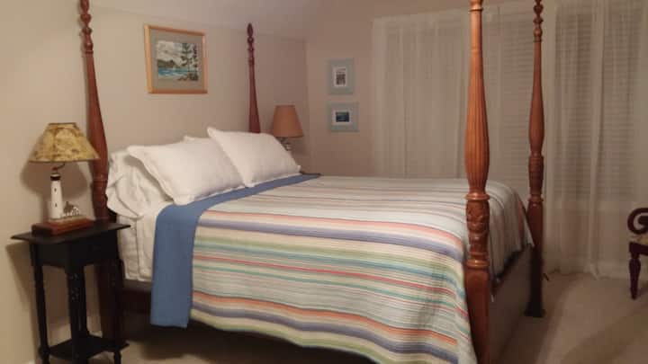 Inn The Pines B And B- Northern Lights Room - Suttons Bay, MI