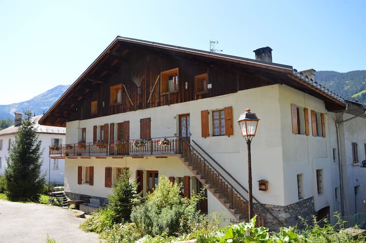 Appartement Savoyard Au Coeur Du Village D'arêches - Lac de Roselend
