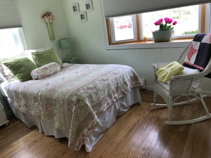 Charming Room Falmouth, Ma Muffins Too! - Woods Hole, MA