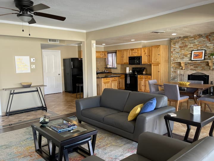 4 Bedroom Home.  2 King And 2 Queen Beds, 3 Bath - アルバカーキ, NM