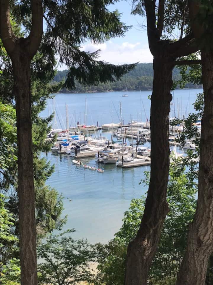 Douglas Beach House "Ocean Harbour View Room" 1/3 - Salt Spring Island
