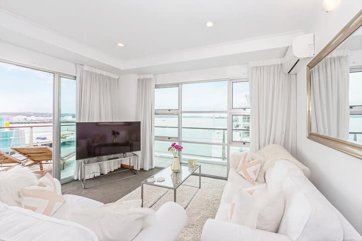 2 Bedroom Sub-penthouse & Panoramic Water Views! - Auckland