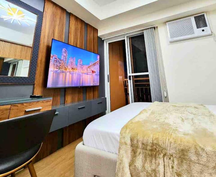 Stylish 1br W/ Balcony, Near Ayala Cloverleaf Mall - Navotas