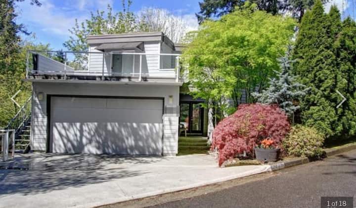 Forest Sanctuary Apartment In Bellevue - Bellevue, WA
