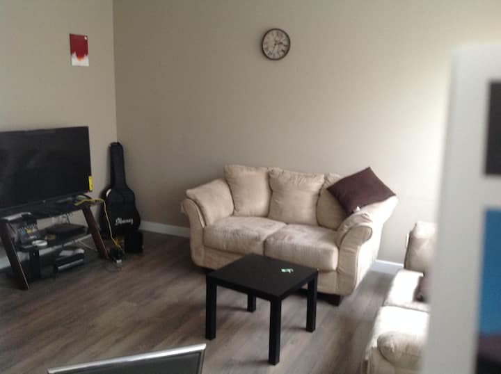 Comfortable, Clean  And Quiet Room - Airdrie