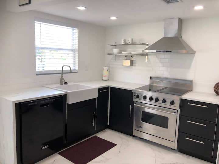 Amazing 2bed-1bath Brickell Apt + Free Parking! - Miami, FL