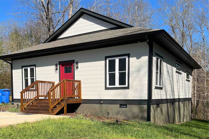 New Modern House With Private Street! - W. Kerr Scott Lake