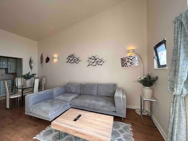 2 Bedrooms Footsteps To Sea - Swansea