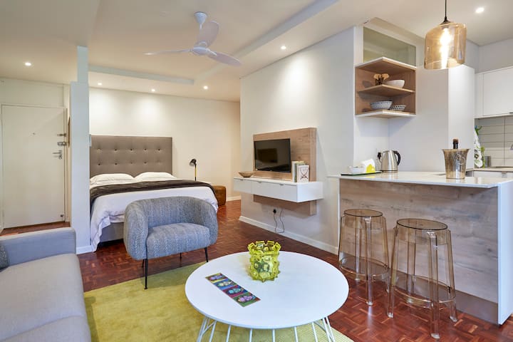 Yellow Martini ! Wifi. Balcony. Pool. Secure. - Cape Town