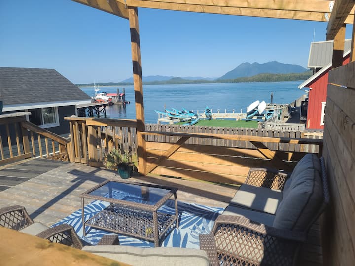 The Blue House- Oceanviews, Hot Tub, & Downtown! - Tofino