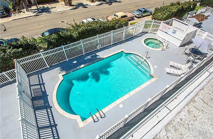 Beautiful Beach Condo W Pool !!!!! 2 Blks 2 Beach - Redondo Beach, CA