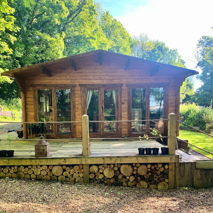 Stunning Log Cabin Hot Tub  Wi-fi Sleeps 5, Dogs ✅ - Bangor