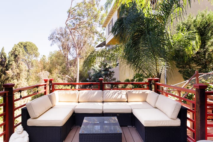 Discover Tranquility In A Funky Hillside Retreat - Los Ángeles, CA