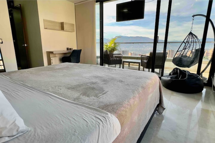 2002 Con Vista, Piscina Y Amplitud En El Poblado - Medellín
