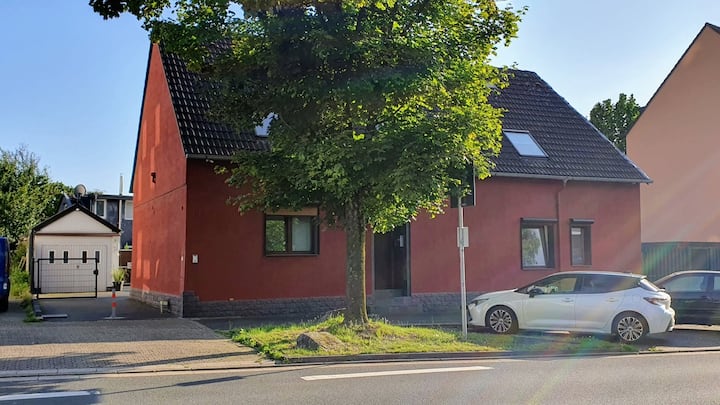 Haus Mit Vier Zimmern Und Gemeinschaftsküche. - Bottrop