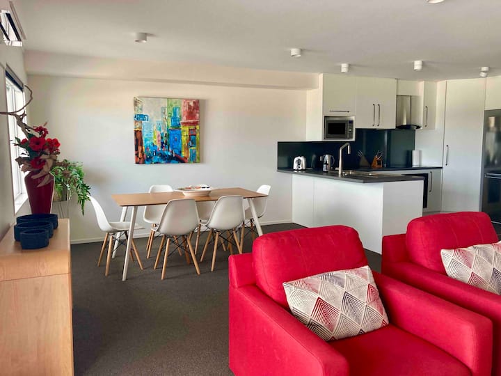 Spacious 2 Bedrooms Apartment With Parking. - Auckland