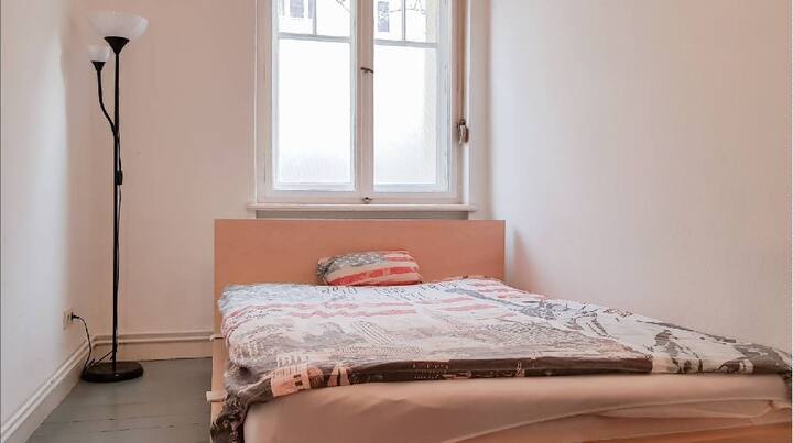 Simple Room In Old House,nice Area,well Connected - Berlin