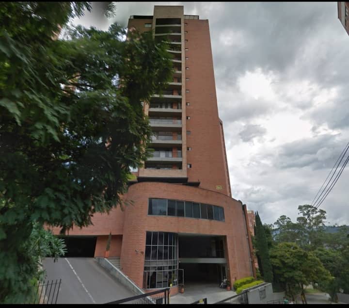 Poblado Apto Agradable Con Excelente Ubicación - Medellín