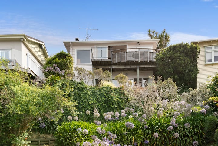 Karaka Bay Villa - 3 Bed W/ Stunning Harbour Views - Wellington