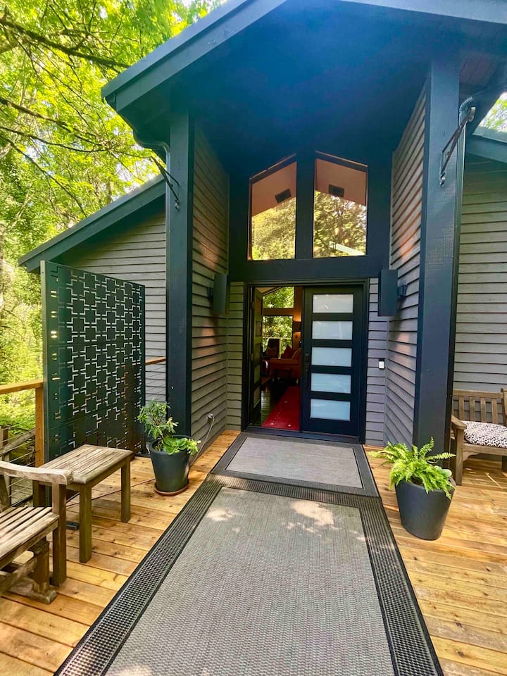 Secluded Tree House Chalet - Issaquah, WA