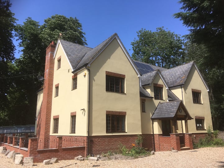 Weyhill Vacation Rentals & Homes - England, United Kingdom | Airbnb
