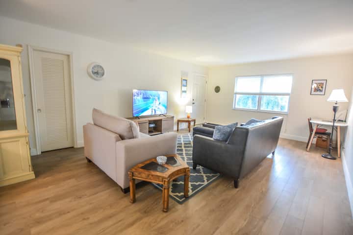 2br 2ba Large Beach Apartment With Screened Patio - Riviera Beach, FL