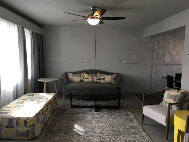 Pinewood Inn's Cozy Suite 8 - Golden
