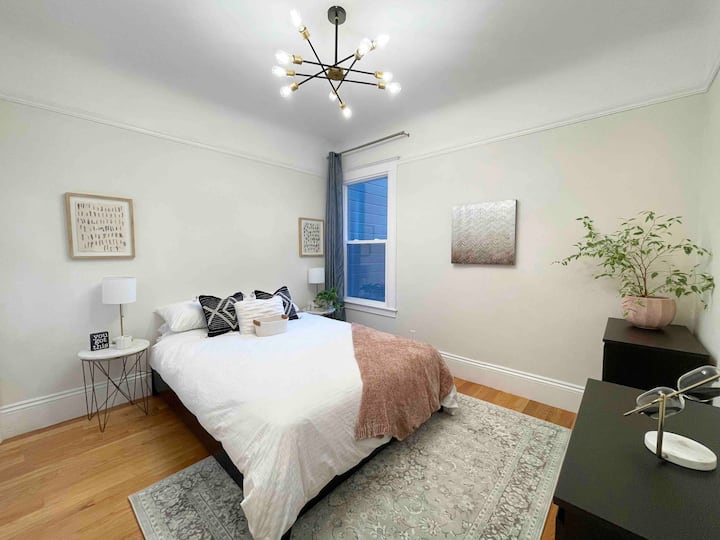 Lovely Bedroom And Private Bath In Updated Condo - San Francisco, CA