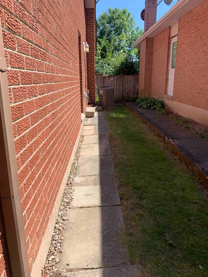 Charming 2 Bedroom Basement With Private Entrance - Hamilton