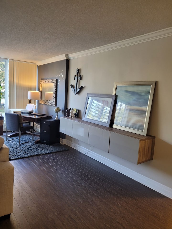 Spacious 1 Bedroom Close To Downtown Burlington - Burlington