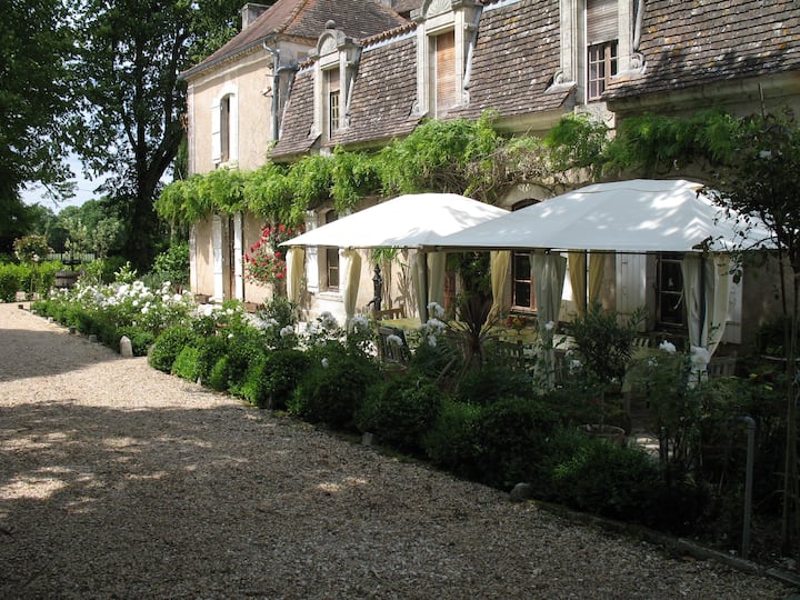 Period Château With Pool. Beach 15 Mins - Ribérac