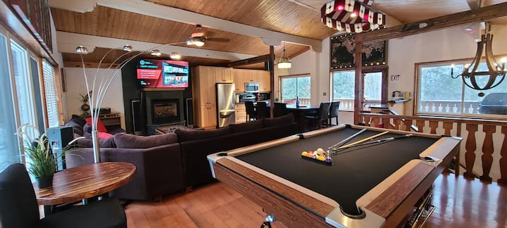 Entire Rustic Chalet - Hot Tub, Sauna, Large Yard! - Collingwood