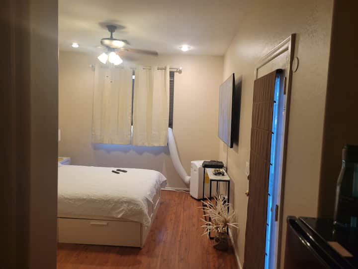 Beautiful 1-studio Bedroom, Bathroom, Semi Kitchen - Phoenix, AZ