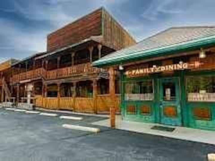 #8 Private Room With Western Theme, Full Kitchen - Grand Forks