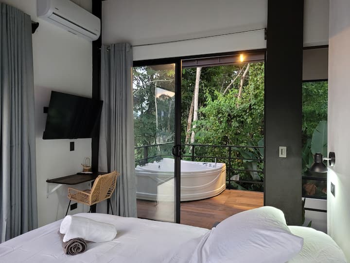 Nalux Villa Volcano W/ King Bed + Jacuzzi - La Fortuna