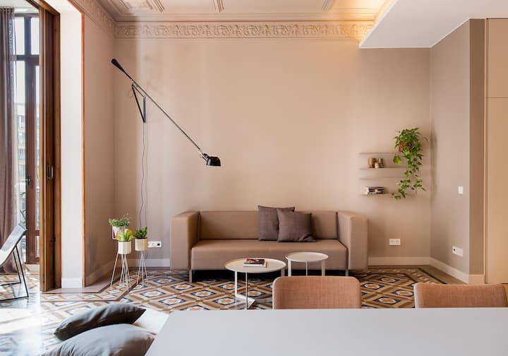 Stylish 1 Bed Apt, Bathtub & Balcony, City Centre - Barcelone