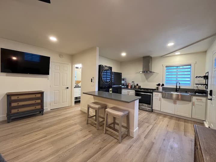 The Suite Spot (King Bed, 55”tv, W/d, Downtown) - Riverside, CA