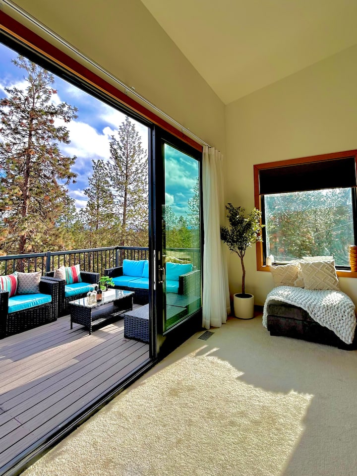 Urban Forest Modern Retreat With Hot Tub - Northern Quest Resort & Casino