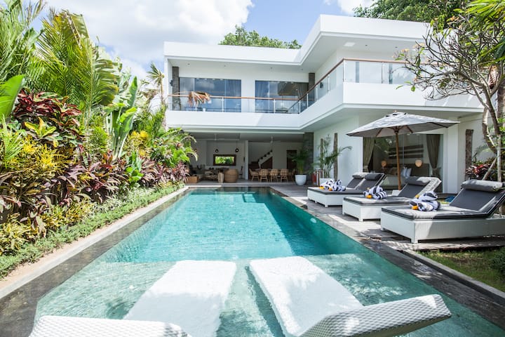 Amazing 4 Bd Villa In The Heart Of Seminyak - Bali