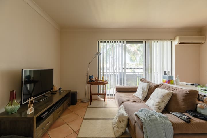 Little Cute Room In An Inner City Suburb - 