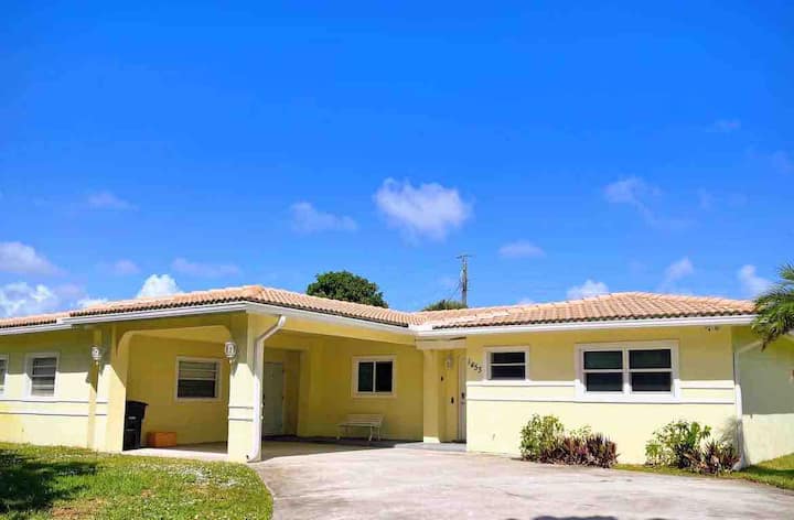 Cozy Duplex With The Mango Tree In West Palm Beach - West Palm Beach, FL
