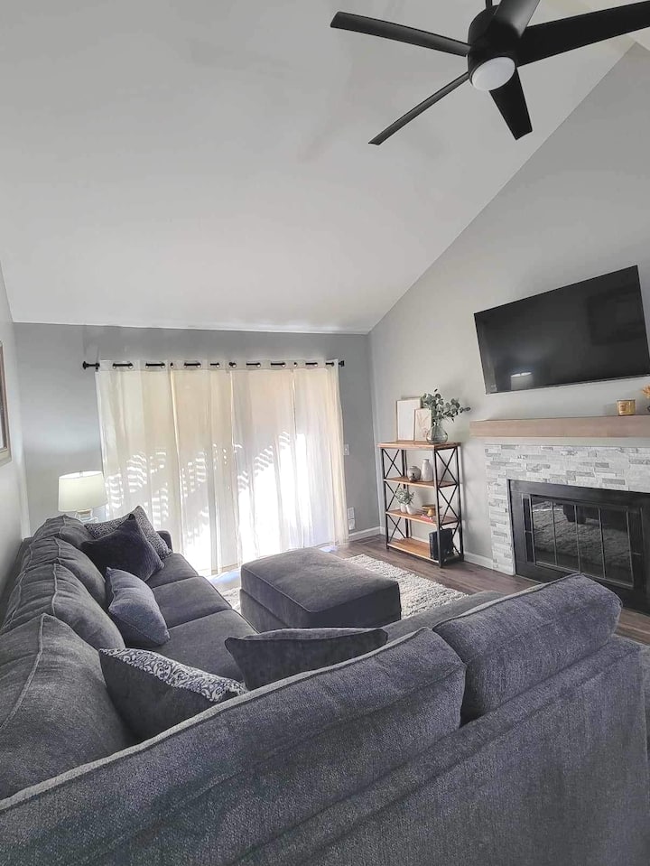 Updated Townhouse | Minutes To Downtown - Champaign, IL