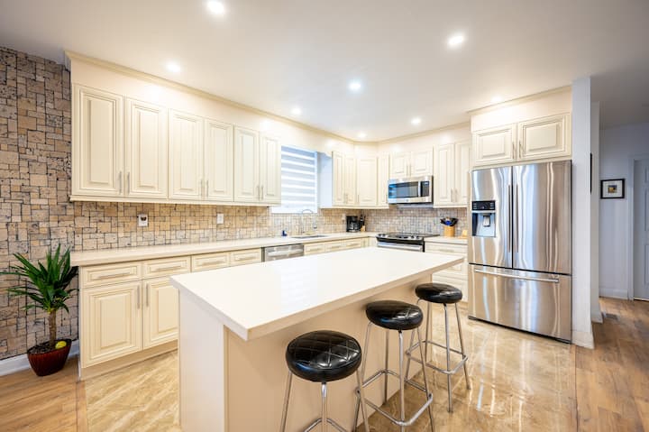 Luxury 4 Bedrooms 3 Baths Home In Downtown Toronto - Toronto, ON