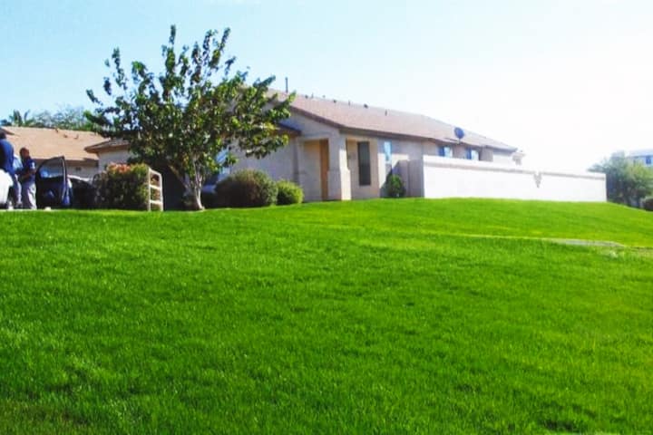 Gorgeous  4 Bedroom Glendale Vacation Home + Wi-fi - Glendale, AZ