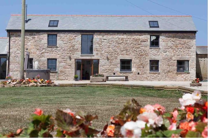Stunning Barn With Hot Tub, Beaches And St Ives - Porthtowan