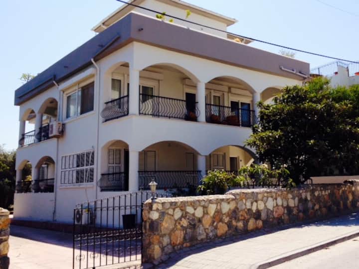 Spacious 3-bedroom Apt, Center Of Kyrenia, Sleeps7 - Girne