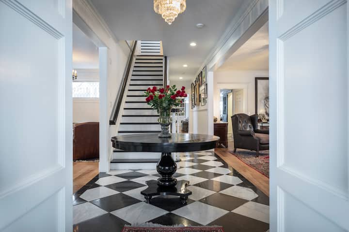 Over The Top Traverse City Luxury-7 Bed 5 1/2 Bath - Traverse City, MI