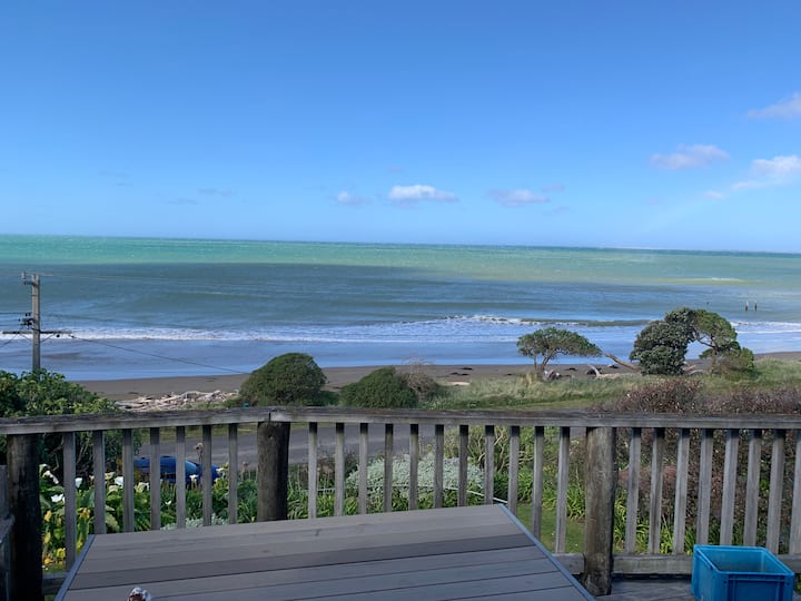 Classic 1960's Kiwi Bach At Akitio By The Beach - Wairarapa