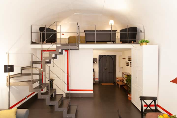 Spaccanapoli :  Palazzo Maddaloni "Made In Mad" - Naples, Italie