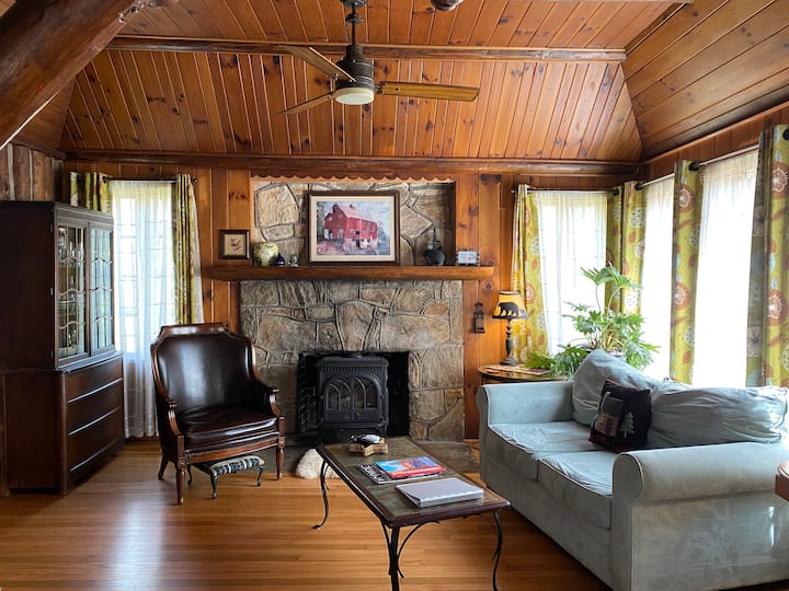Modernized 1910 Log Cabin~fresh
Eggs~goats~hot Tub - Hendersonville, NC